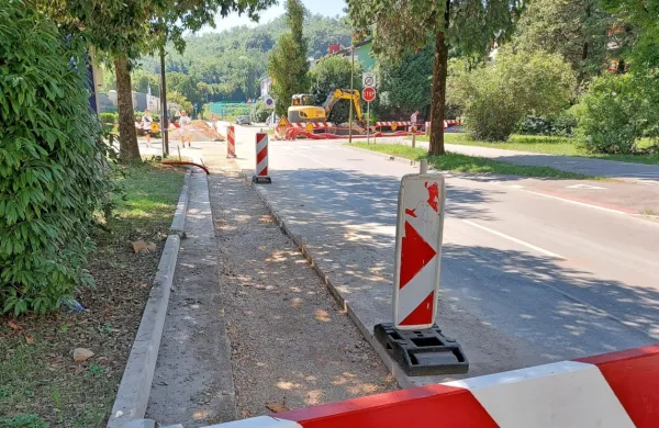 Križišče med Delpinovo ulico in Trubarjevo ulico je še zaprto ...