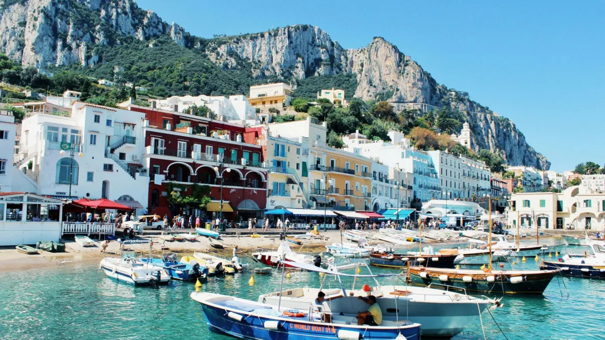 Italijanski otok Capri z novimi pravili za omejitev navala turistov ...